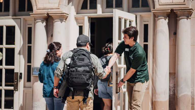 10 questions every parent should ask when touring colleges | Admissions ...
